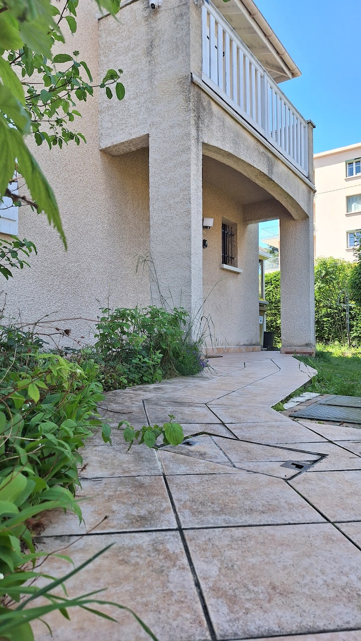 •Grande Maison à 30minde Lyon De 13 à15 Personnes - Bourgoin-Jallieu