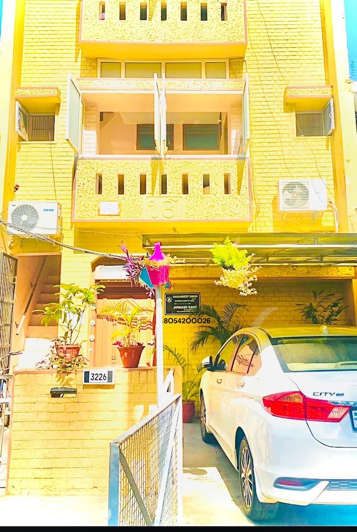 Aesthetic White Room City Central 35 Sector - Chandigarh