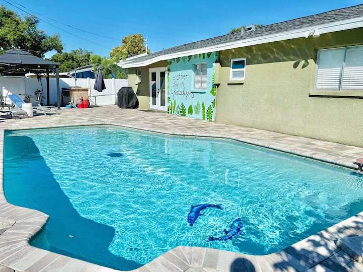 Pool / Mini Golf / Bar * Backyard Paradise! - St. Petersburg, FL