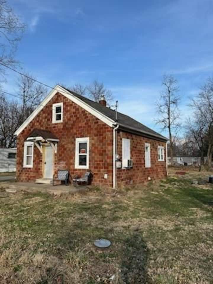 Cozy 1 Bedroom Brick Cottage - Mount Vernon, IL
