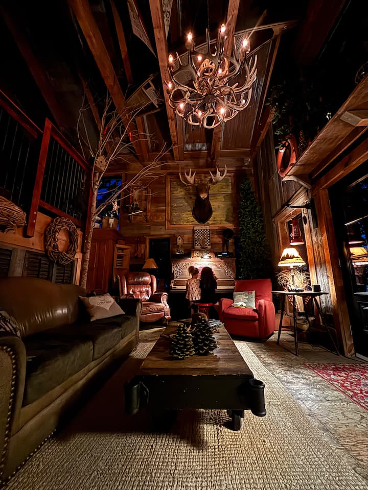 *The Loon Street Lodge ! * A Couples Getaway ! - Lindsay