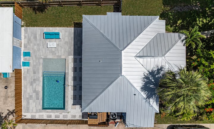 Island Pool Escape | Walk To Beach & Restaurants! - Fort Pierce, FL