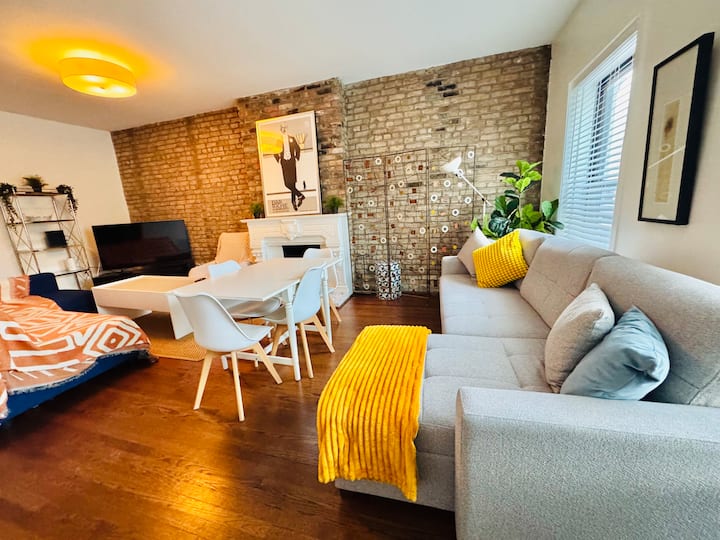 Cozy& Workspace- Friendly • 1 Free Parking - Chicago, IL