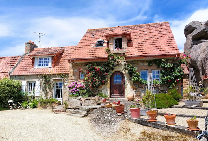Maison De Charme Et Son Jardin Dans Les Rochers - Plage de Trégastel