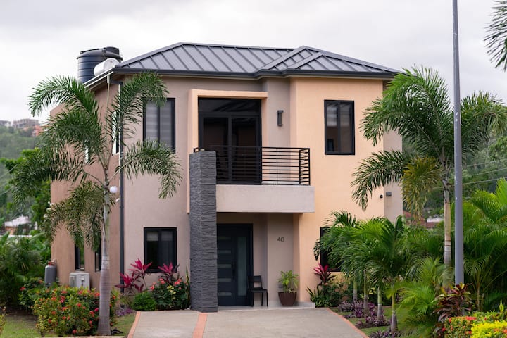 Luxe Gated 2br Villa Ocho Rios-5 Min To Bay Beach - Ocho Rios