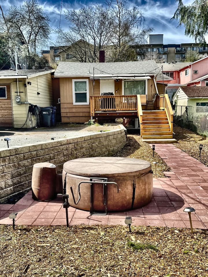 Modern Seattle 2br/2ba + Private Deck/hot Tub - Burien, WA