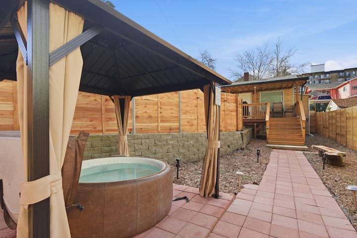 West Seattle 2br W/ Hot Tub • Sleeps 6 • Parking - SeaTac, WA