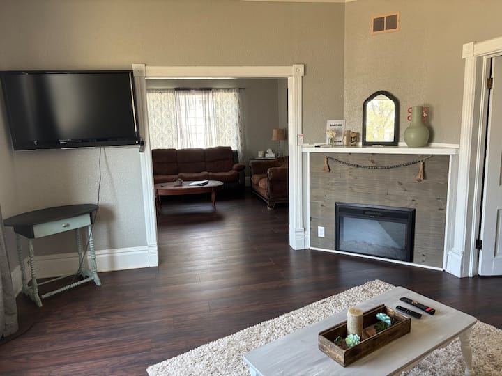 Historic 2 Story Bungalow 4b1b - Makoshika State Park, Glendive