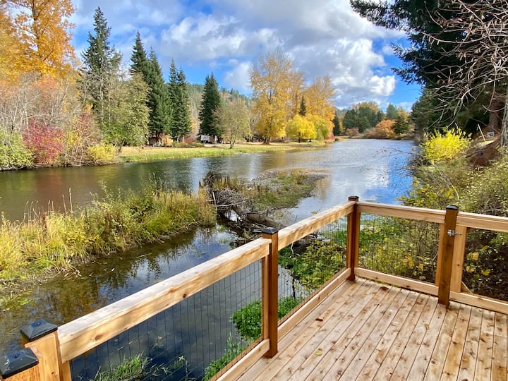 Beautiful Views, Riverside Deck & Dog Friendly! - Easton, WA