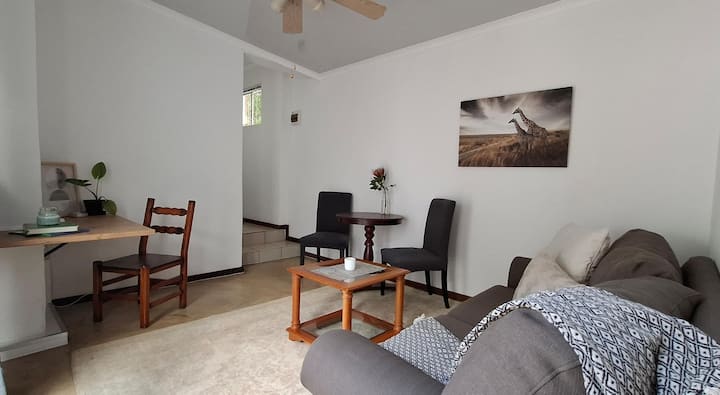 Tranquil Flatlet With Full Kitchen & Pool Access - Randburg