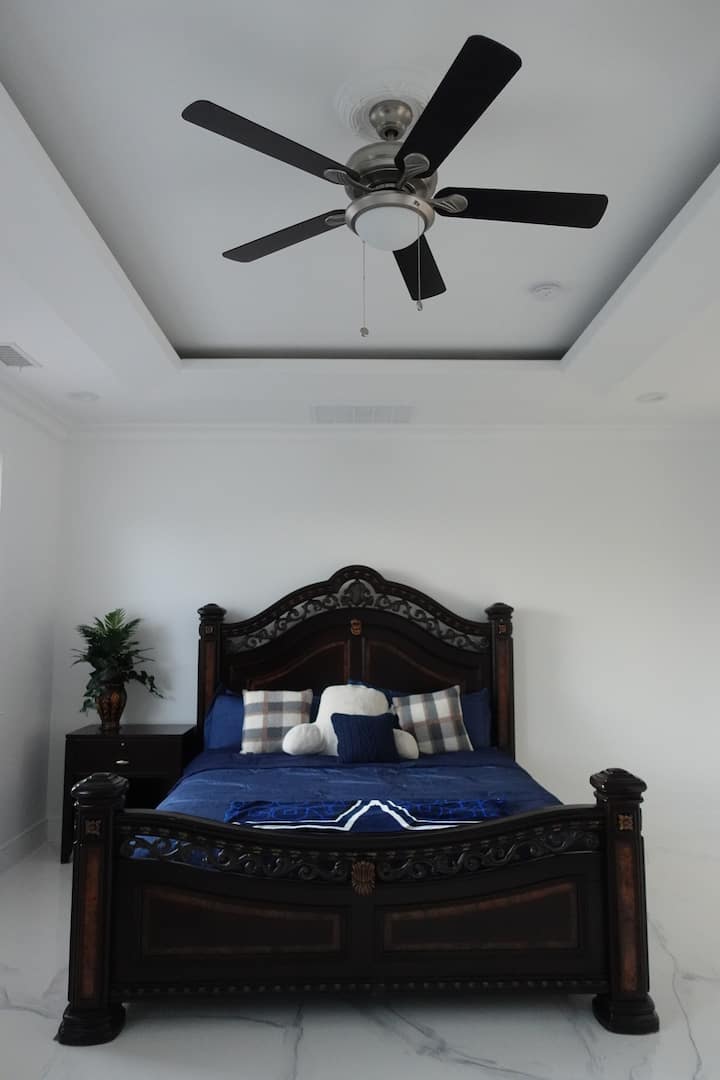 Luxurious Dallas Mini Mansion - 6 Guests - Midlothian, TX