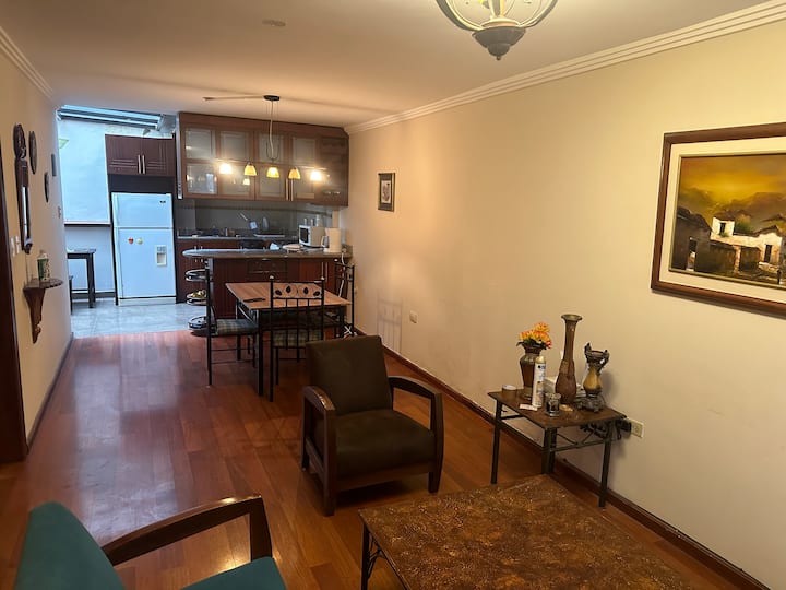 Departamento Cómodo En El Centro De La Ciudad - Cuenca