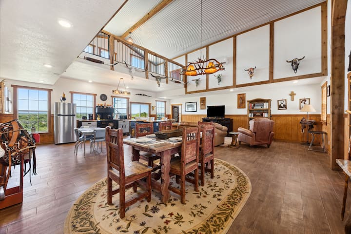 Beautiful Bandera Cabin | Huge Deck | River Access - Bandera, TX