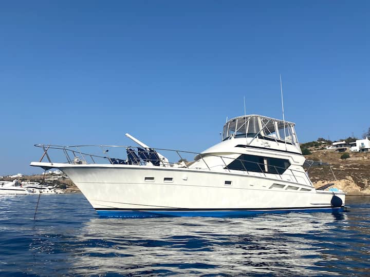 Yacht Off The Coast Of Mykonos - Mykonos