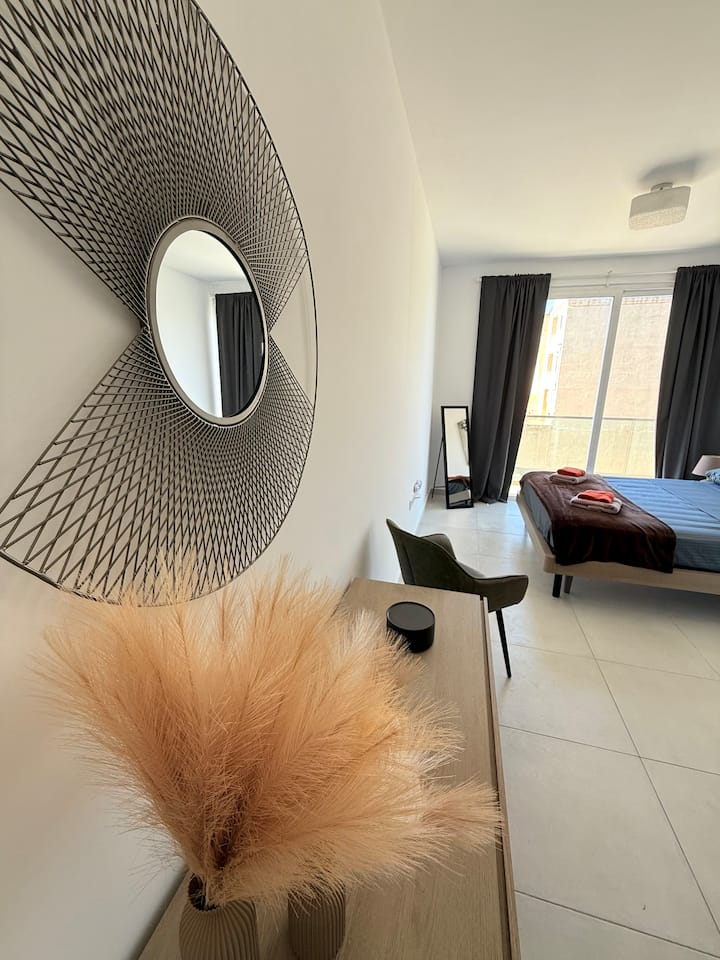 Chic & Stylish Seaview Duplex In Central Sliema - Valletta