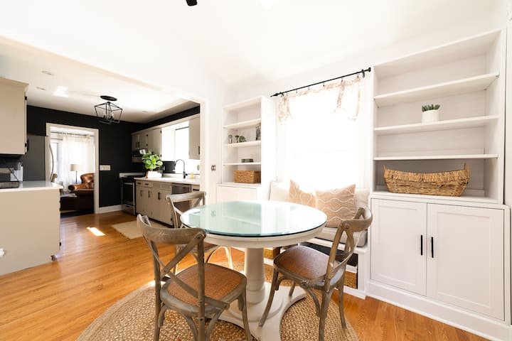 Peaceful Cottage By The Park - Elgin, IL