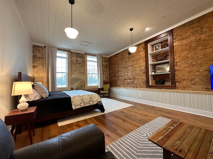 Railroad Street Historic Loft C - Victoria Bryant State Park, Royston