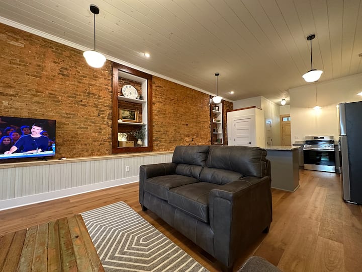 Railroad Street Historic Loft C - Victoria Bryant State Park, Royston