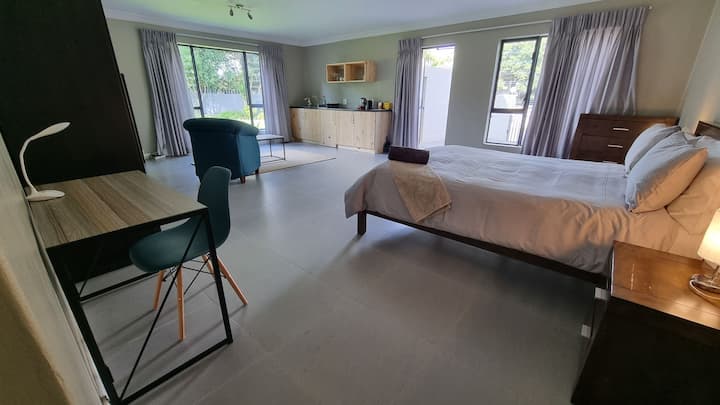 Huge Luxury Bedroom Suite, Fast Wifi, Backup Power - Johannesburg