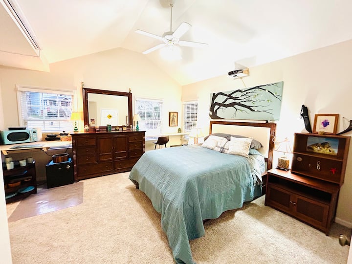 Oceania Master Suite (Queen Bed Private Bathroom) - Cary, NC