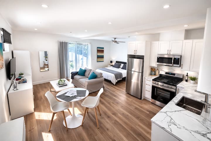 Bright Open Space Near Beach, Marina And Lax - Santa Monica, CA