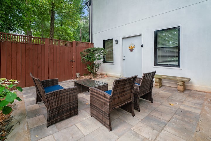 Charming Apartment, A Home-away- From-home - Brookhaven