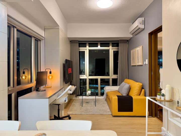 Corner 1br Unit With 300 Mbps Wifi + 2 Smart Tv - Taguig