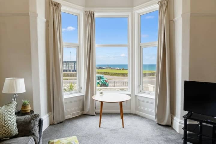 1br Seaside Bliss Wales Escape With Sea View - Conwy