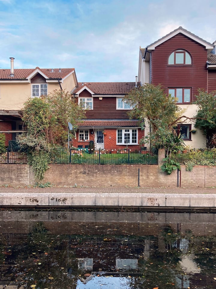 Parking/canal View/garden In The Heart Of The City - Barry