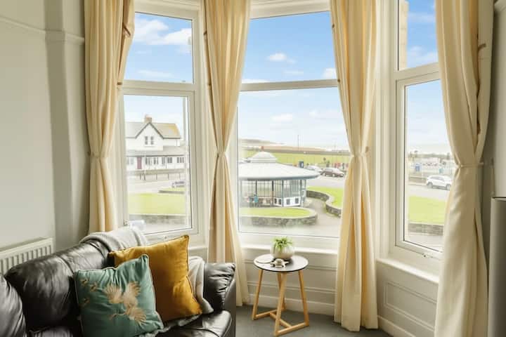 Seaside Solace: 2br With Scenic Sea Views - Llandudno
