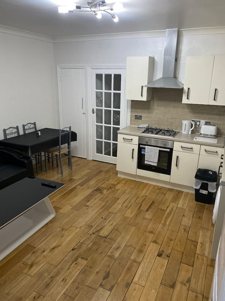 Stylish 1br Ground Flat W/ Garden + Free Parking - Northolt - London