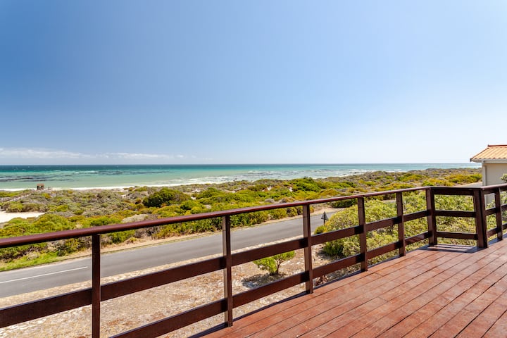 Beachfront Home Overlooking Ocean - Pearly Beach