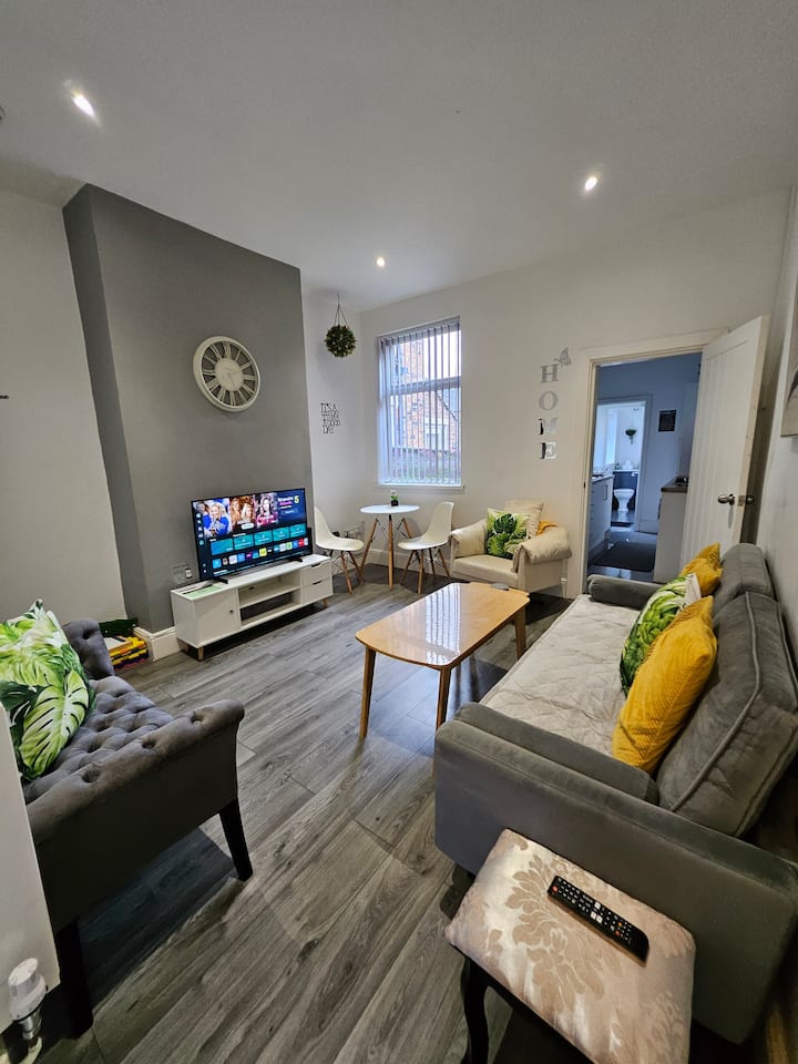 Superb Space Sleeps 6 - By The Joyous Stays - Stoke-on-Trent