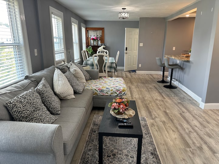 Modern 2br | Central, Clean & Transit-connected - Lake Chaubunagungamaug, MA