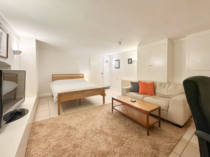 Basement Studio | Private Facilities | Shared Hall - Guernsey