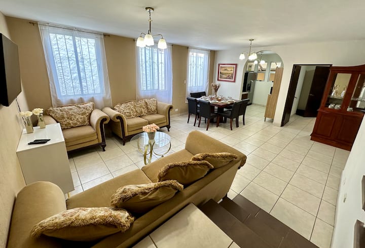 *Casa Entera/5 Cuartos/6 Camas/2.5 Baños/2 Garages - Guatemala