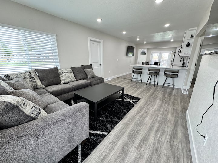 Modern Retreat | Near Downtown Denver | Sleeps 7 - Denver, CO