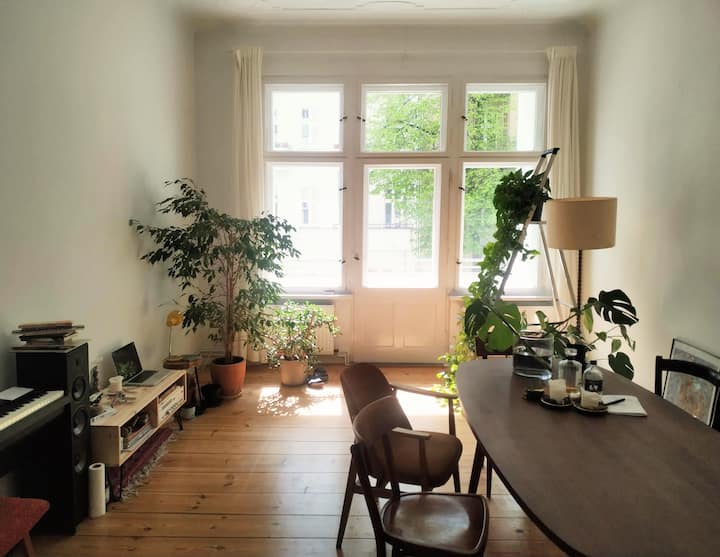 Spacious Neukölln Altbau Apartment + Balcony - Berlin