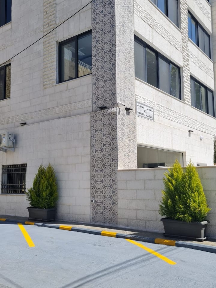 Deluxe Affordable New 1 Br. Flat; Prime Location - Amman