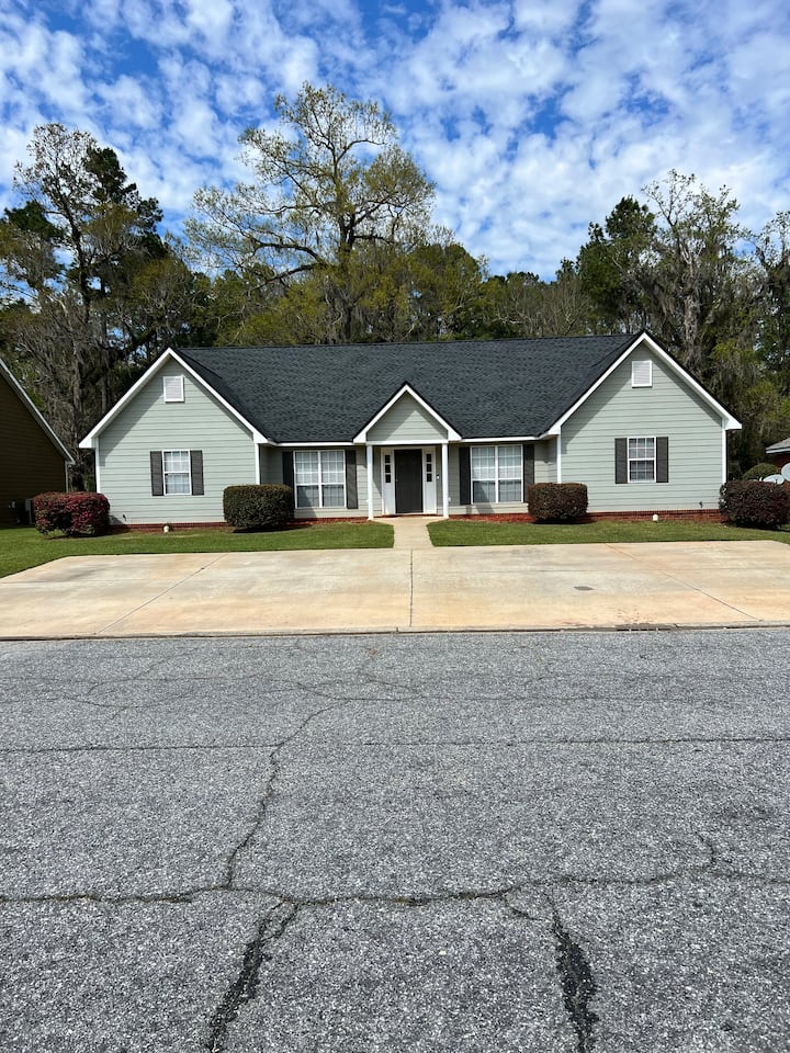 Centrally Located 3 Bed 2 Bath - Albany, GA