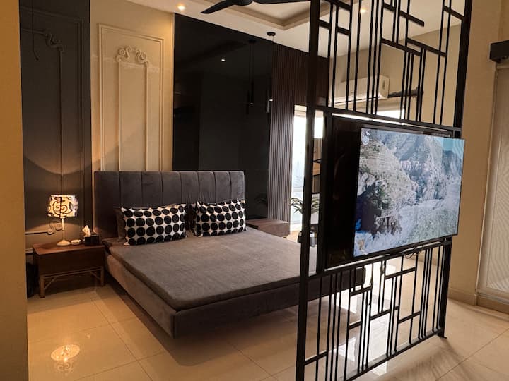 Posh Penthouse: Studio Apt - Lahore