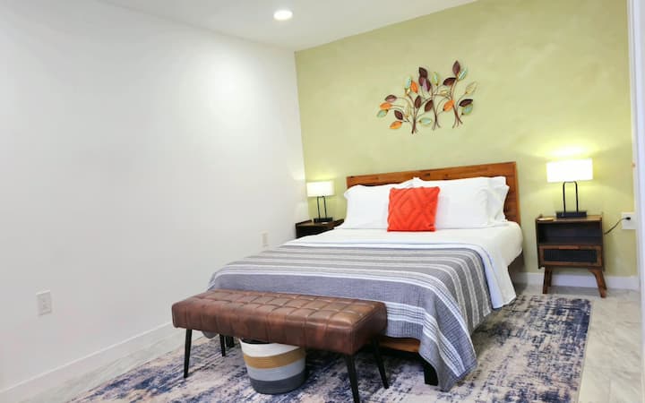 Peaceful Lake Studio Near Tarpon & Beaches - Tarpon Springs, FL