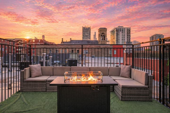 Stylish 2br W/ Patio Skyline Views Near Mccormick - Chicago, IL
