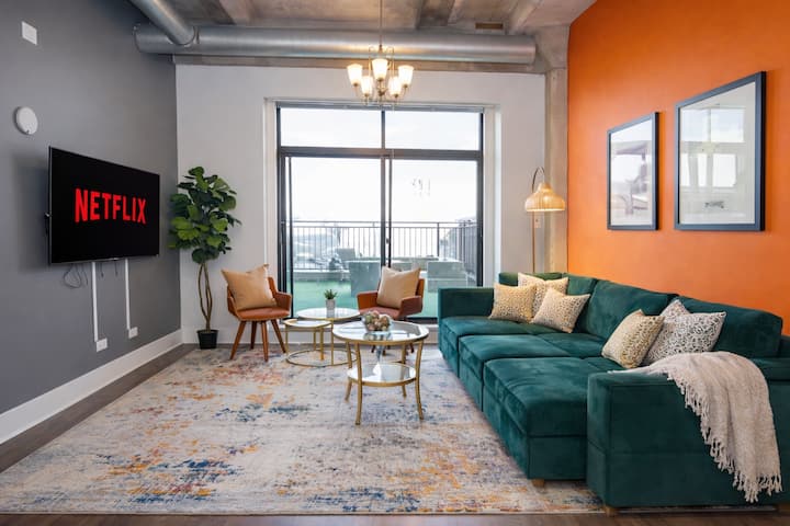 Stylish 2br W/ Patio Skyline Views Near Mccormick - Chicago, IL