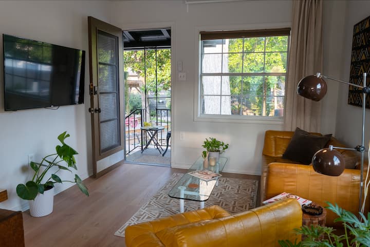 Cozy Vibe: Modern Meets Retro - W/pool + Hot Tub - Northside - Houston