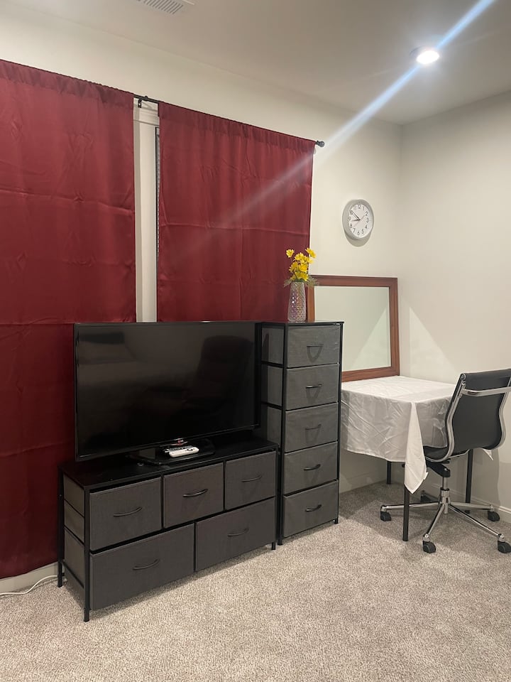 Red Room With Tv, Ww/s, Shared Bth & Pvt Parking - Dayton, OH
