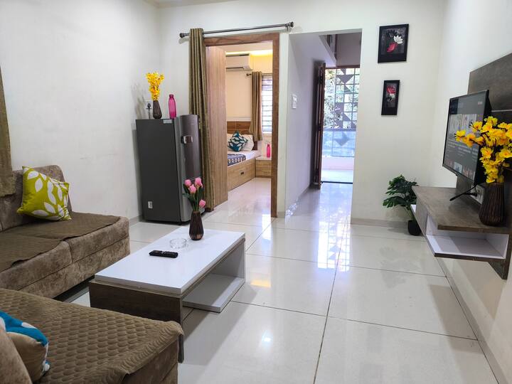 Aman | Airy 1bhk | Private Balcony | Kitchen | Ac - Indore