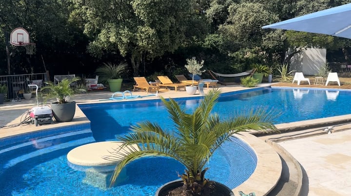 Villa Avec Piscine à Débordement - Nîmes