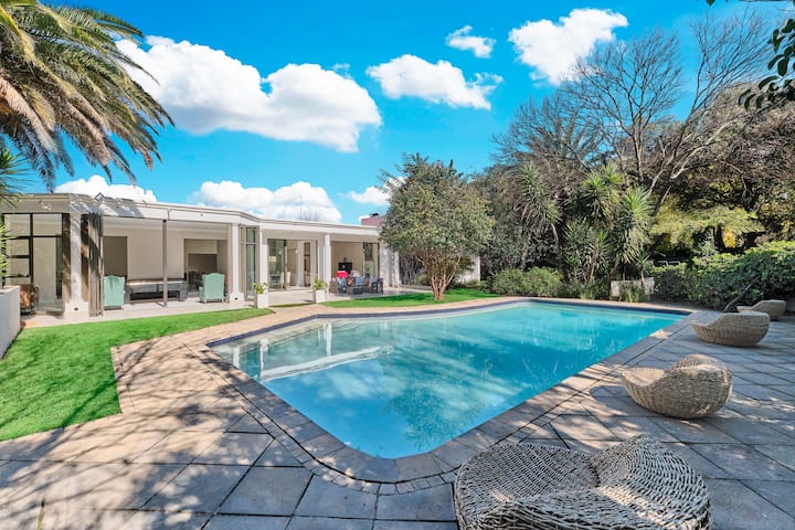 Contemporary Luxury In Sandton-6br; Solar - Johannesburg