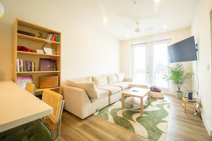 Cozy Heights Retreat | Peaceful + Lively - Houston, TX